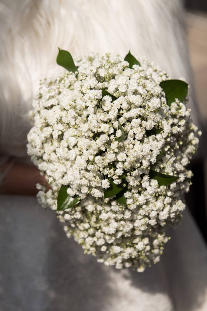 Buchet curgător realizat din floarea miresei albă – Flowers of Soul