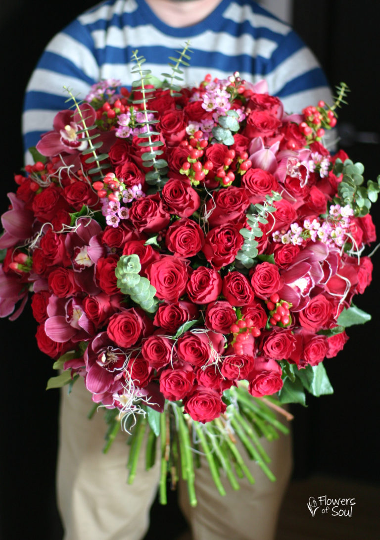 Buchet cu 100 trandafiri roșii, waxflower, Hypericum și orhidee ...